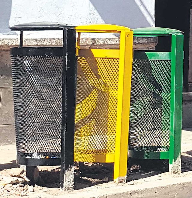 Colocan basureros triples en aceras del centro histórico