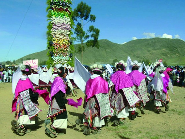 Fiesta y cohetillos encienden el Carnaval en las regiones