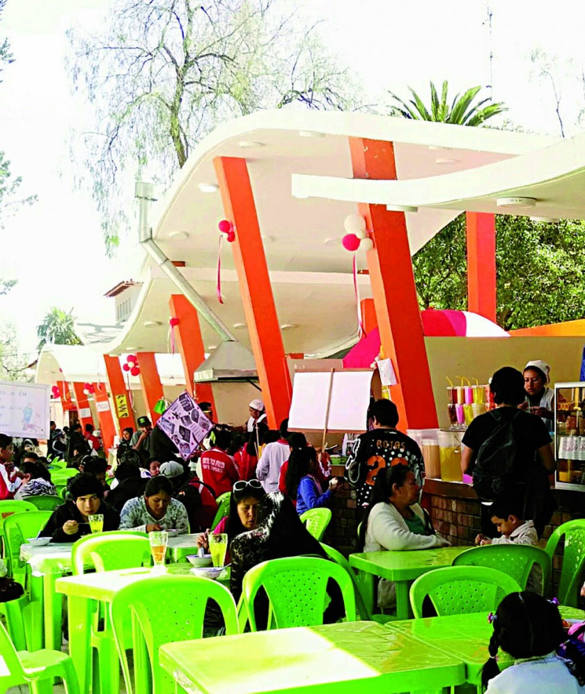 Patio de comidas recibe mobiliario y espera más
