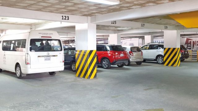 Parqueos: Ofrecen más de 400 espacios pero son insuficientes