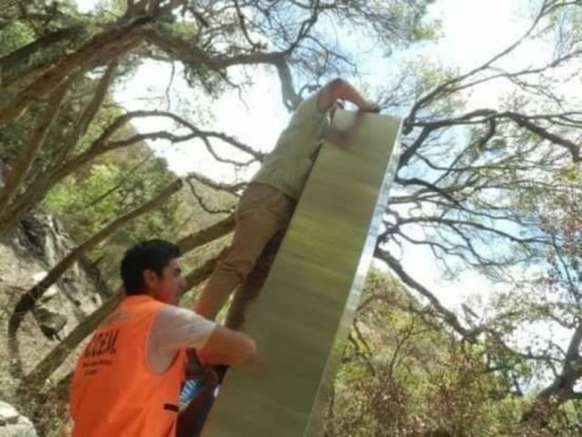 Un misterioso monolito metálico aparece en Samaipata Un misterioso monolito metálico aparece en Samaipata