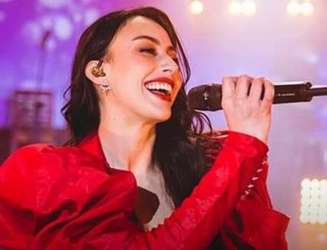 Claudia Arce se lanza como cantante en concierto virtual con sus ...