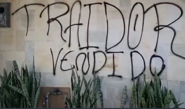 Santa Cruz: Descontentos protestan en puertas de la casa de Calvo