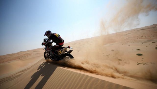 Nosiglia acelera y sube en la general de motos del Dakar