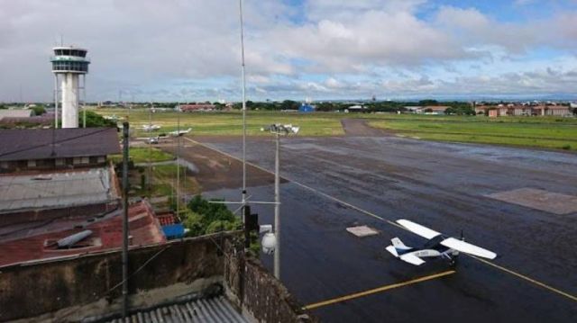 Una aeronave aterriza de emergencia sin sus trenes de aterrizaje en El ...