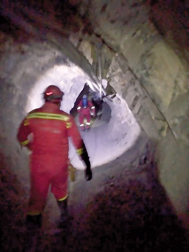 Rescatan a siete mineros atrapados en mina de Potosí