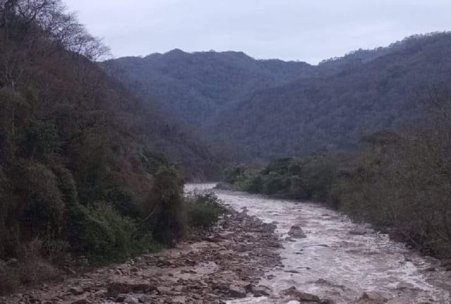 Un joven fue arrastrado por el río en Padilla; pobladores y policías ...