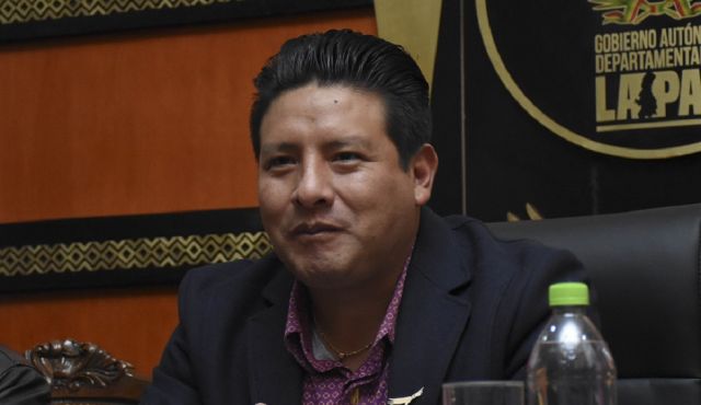Santos Quispe llama “enfermo de poder” a Morales