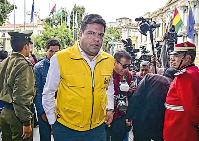 Interpol activa sello rojo contra exalcalde Revilla
