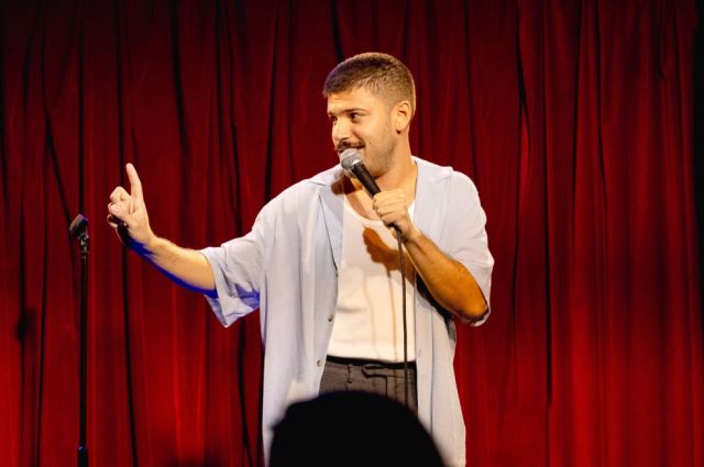 El comediante latino que se roba las carcajadas de la audiencia ...