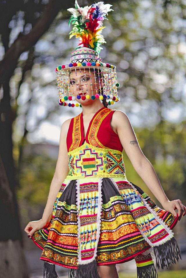 Coloridos trajes bolivianos, una tradición que perdura