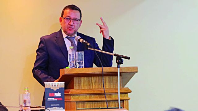 César Rojas arremete contra “los mediocres seriales”