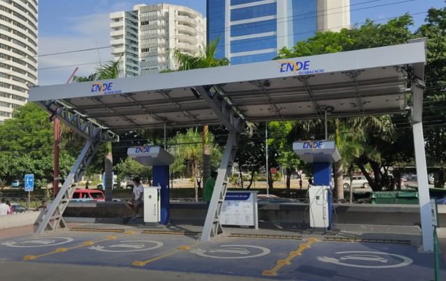 Instalan tres electrolineras para vehículos eléctricos en Santa Cruz