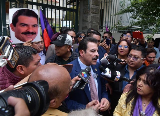 Manfred entrega firmas al TSE para obtener la personería jurídica de su ...