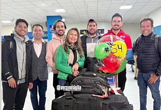 Daniel Nosiglia retornó a Bolivia y a su llegada tuvo un gran recibimiento de sus familiares y ...