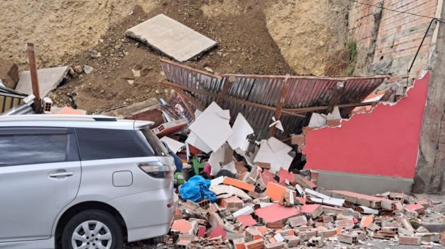 Se desploma una vivienda tras desprendimiento de un talud en La Paz