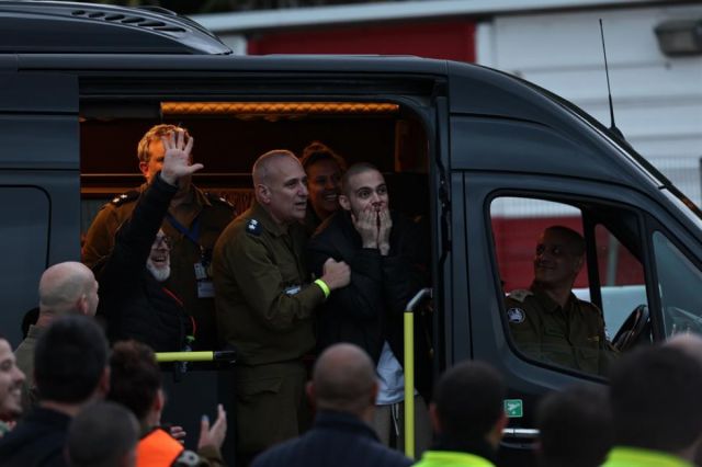 Hamás libera a los seis últimos rehenes vivos de la primera fase del alto el fuego en Gaza