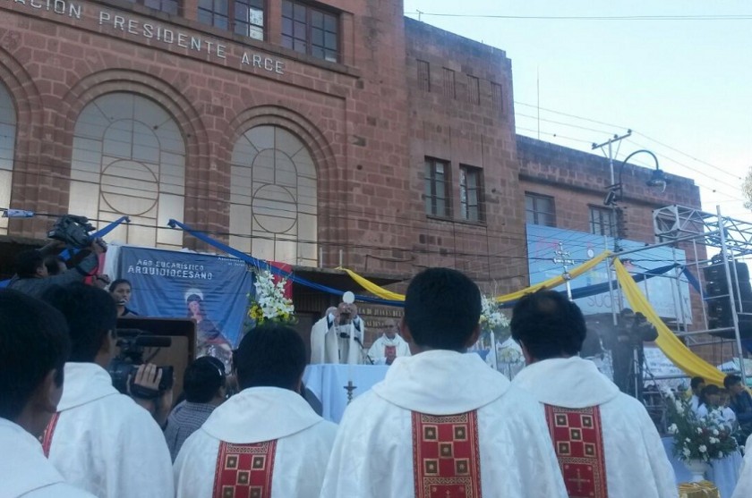 El pueblo católico de Sucre participa de la eucaristía de Corpus Christi