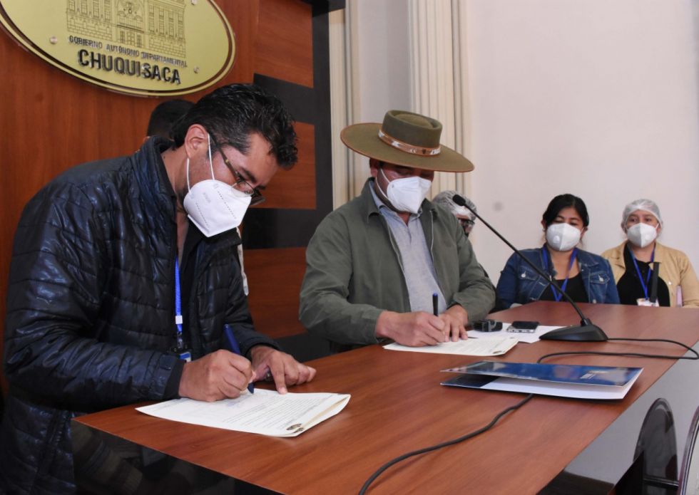 Trabajadores en salud serán recontratados y podrán acceder a ítems en 2021