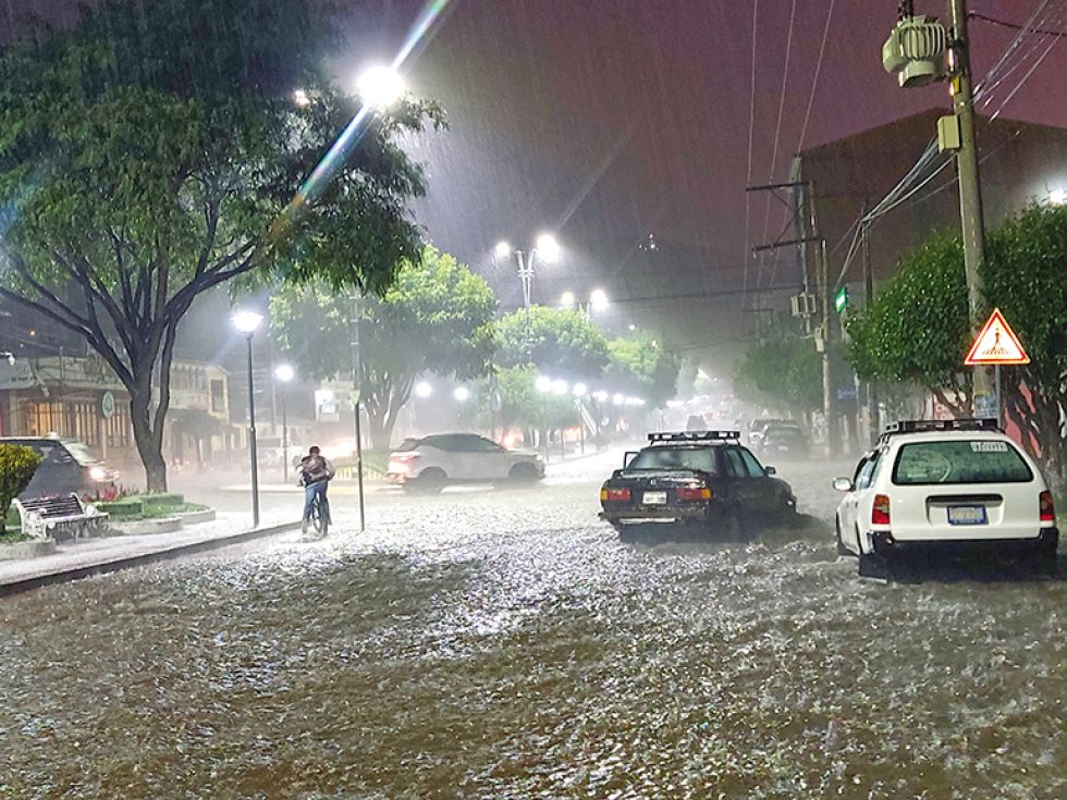 Lluvia torrencial provoca inundaciones en la capital