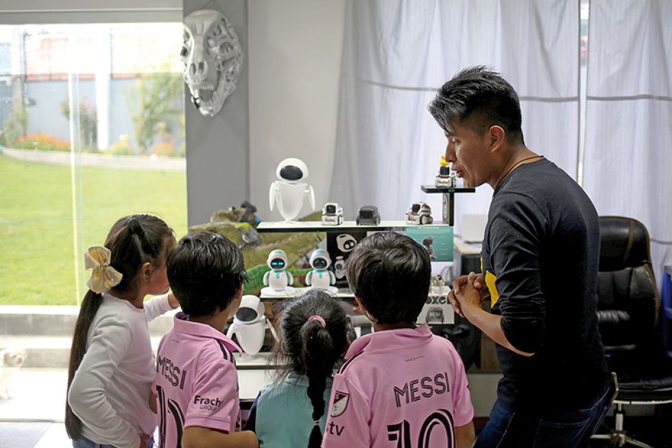 Roly crea primer museo de robótica y ahora sueña con un centro biónico