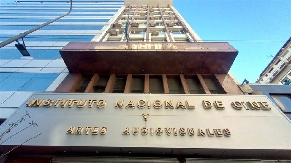 El Gobierno de Argentina suspende durante tres meses la actividad del ...
