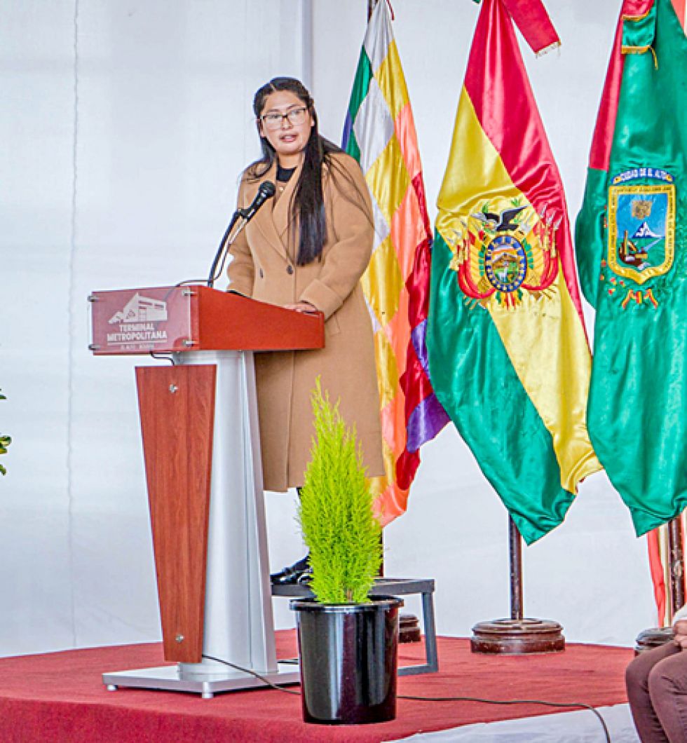 Defensa de Eva Copa advierte a dirigente