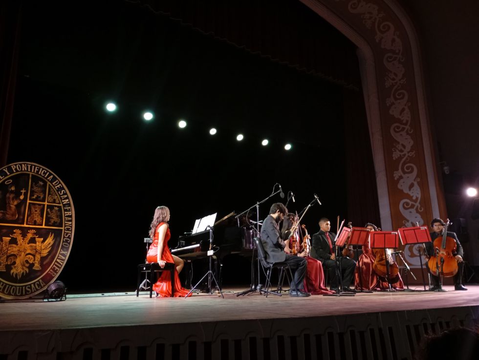 El piano de Sofía Álvarez Rocha y la Orquesta de Cámara Universitaria