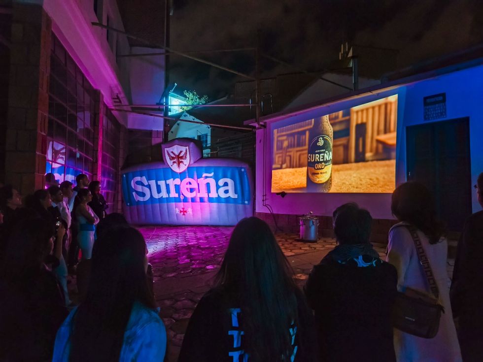 Sureña abre las puertas de su fábrica en su primera visita nocturna guiada