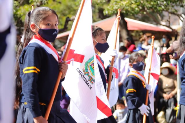 Civismo y color en el desfile escolar por el 25 de Mayo